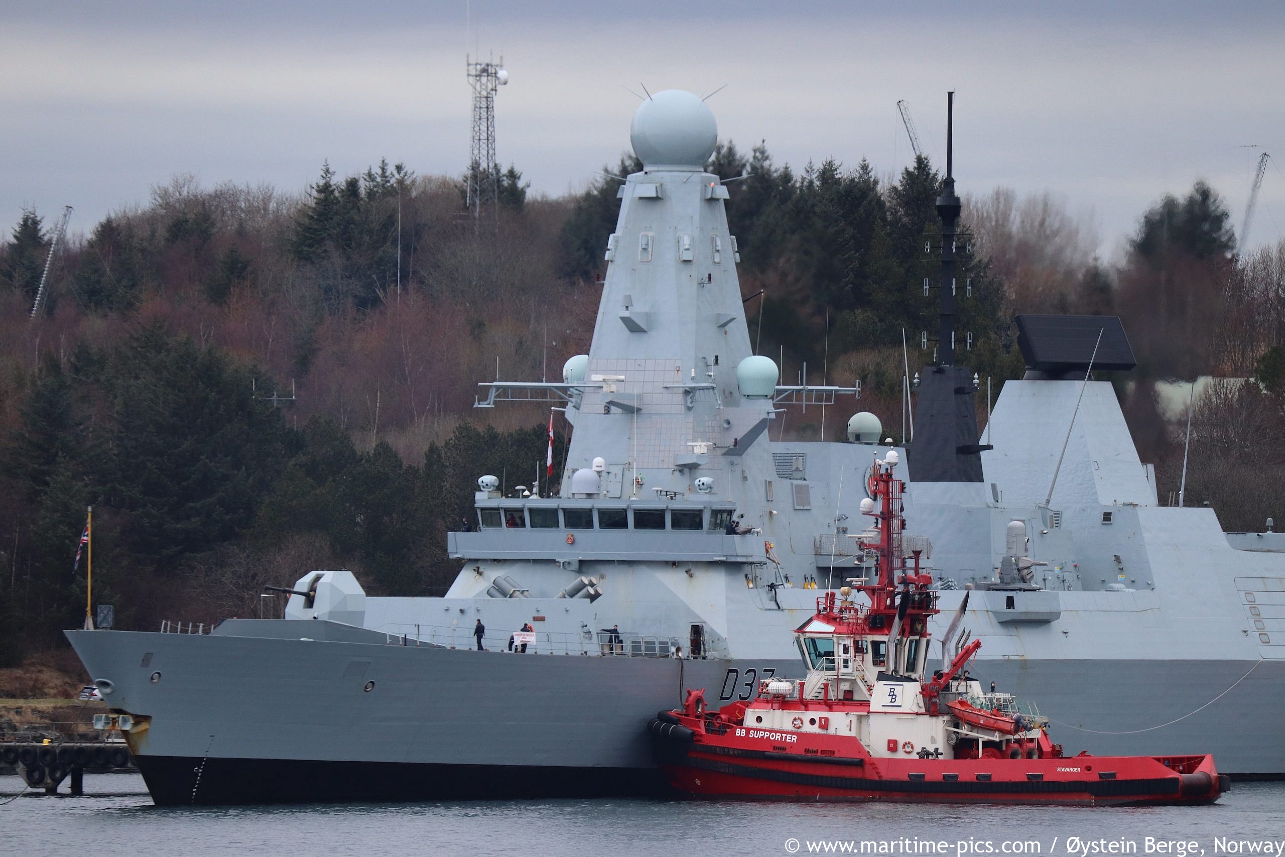 THE AIR DEFENCE DESTROYER HMS “DUNCAN” (D37), ARRIVING ULSNES ...