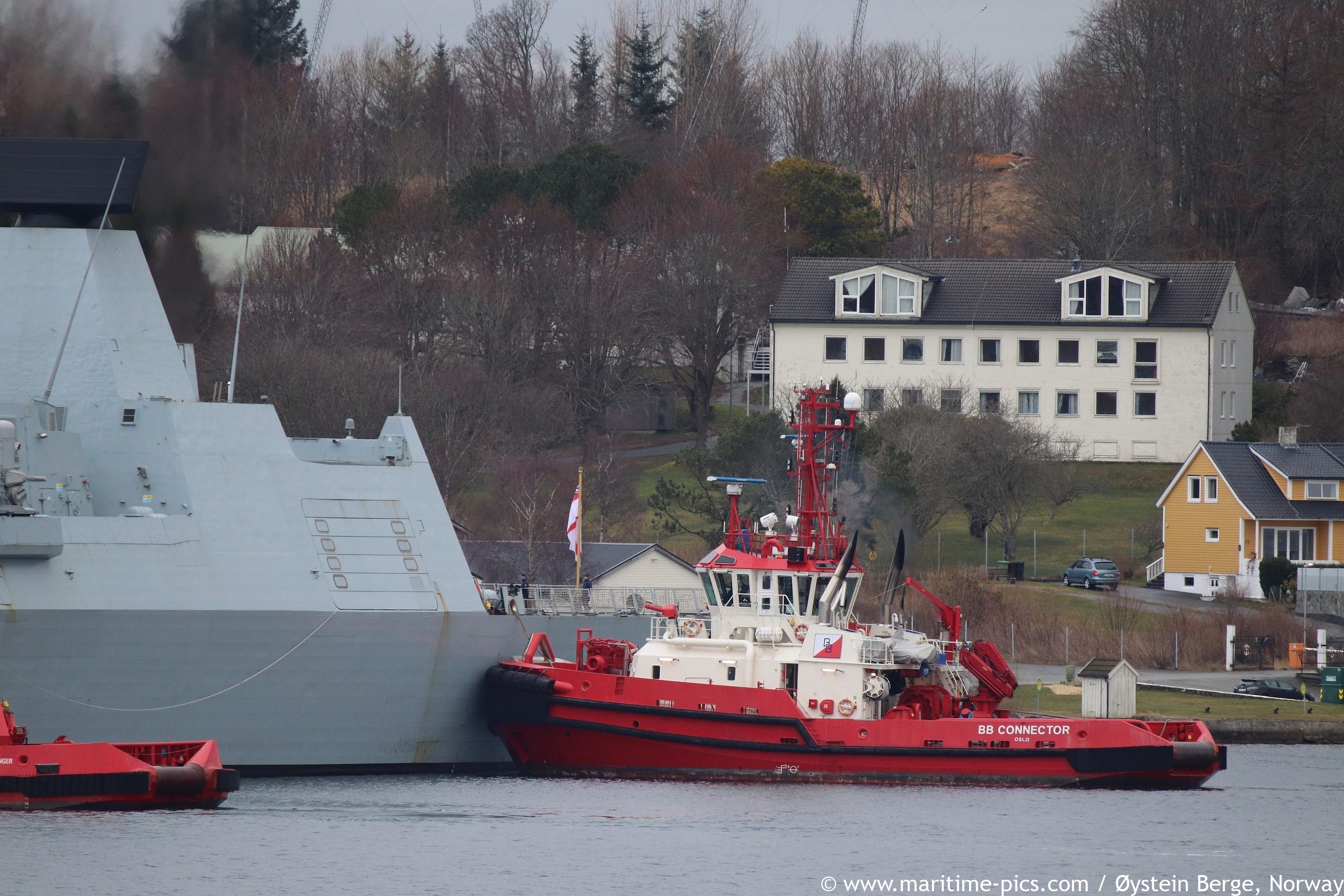 THE AIR DEFENCE DESTROYER HMS “DUNCAN” (D37), ARRIVING ULSNES ...