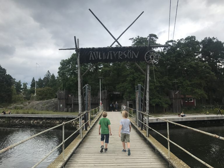 Vi testar nya Fireball på Furuvik och bor i en Havsstuga precis utanför ...