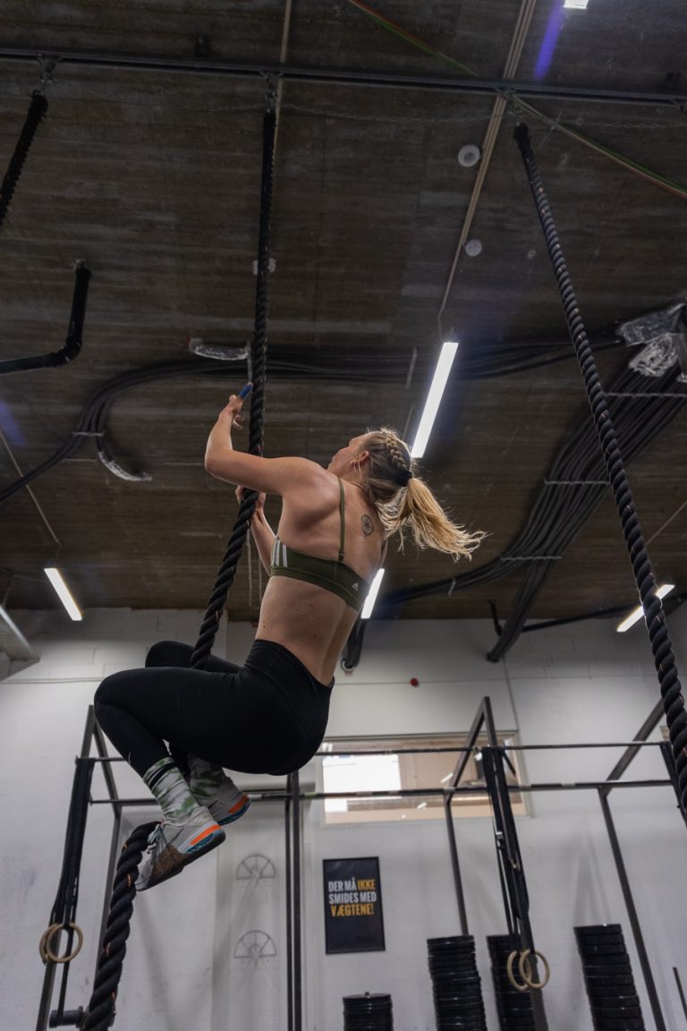 How to Climb a Rope: Rope Climbing Tips for Crossfit Beginners ...