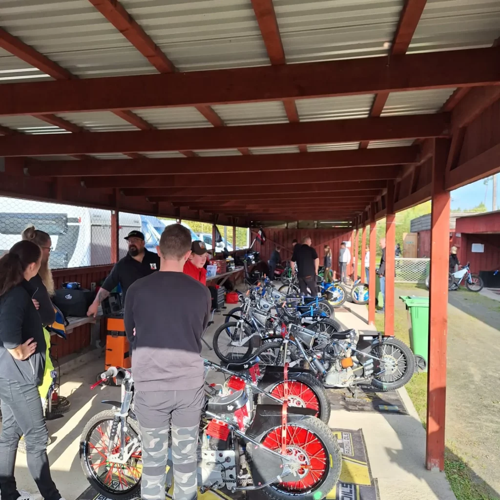 Solen skiner och depån håller på att fyllas på med förare inför Ungdomsserien och Guldhjälm 😊🌞