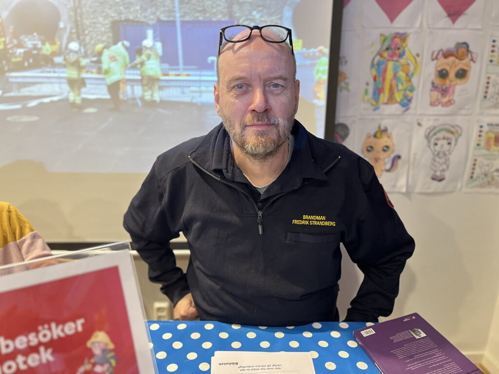 Brandman svarade på frågor i biblioteket - Nyhetsbyrån Järva