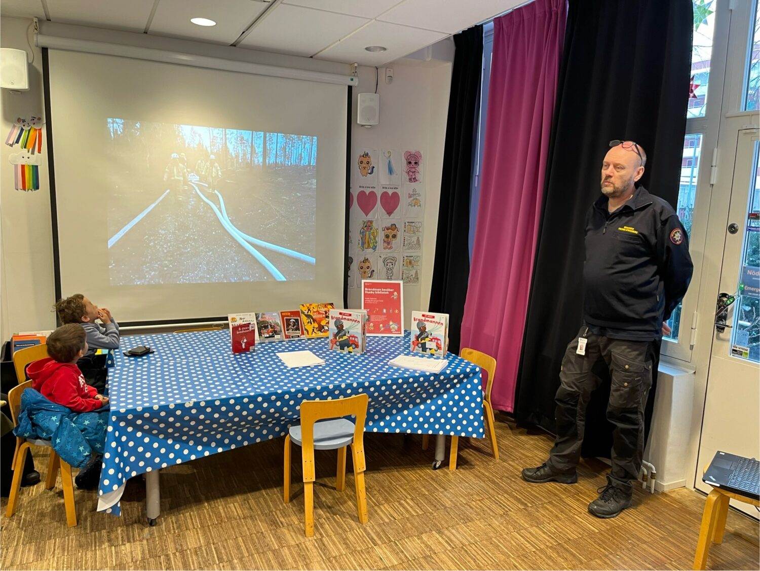 Brandman svarade på frågor i biblioteket - Nyhetsbyrån Järva