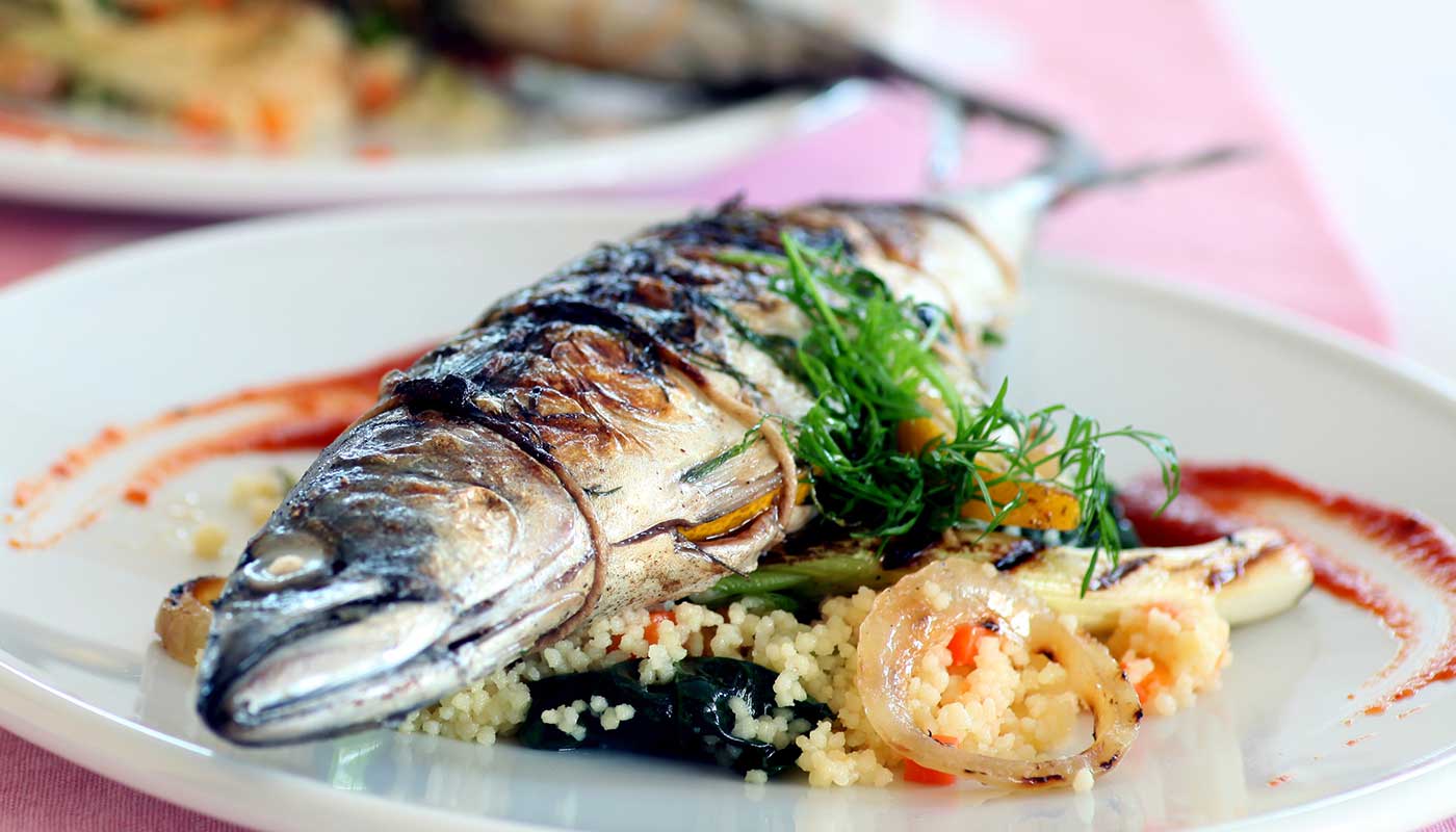 Stekt makrell med spinat og sukkererter - Oppskriftskroken Makrell