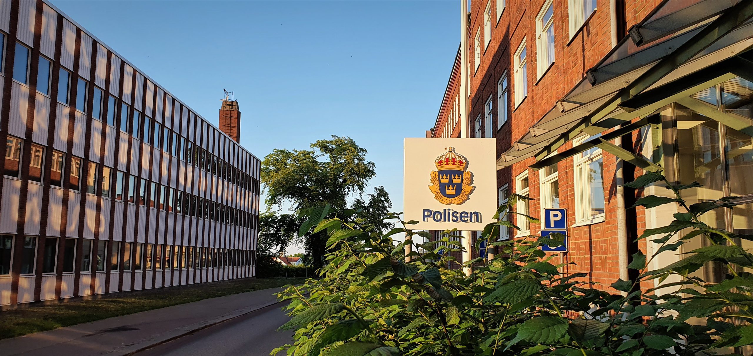 Polisanmälan: Kvinna köpte kläder på nätet – paketet skickades till fel adress och försvann ...