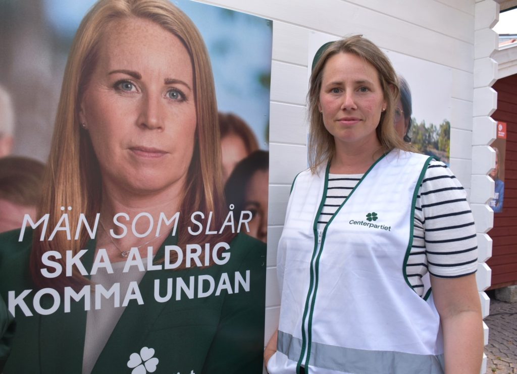 Lena Granath (V) på besök på Oskarshamns sjukhus: "Medarbetarna är slitna efter pandemin ...