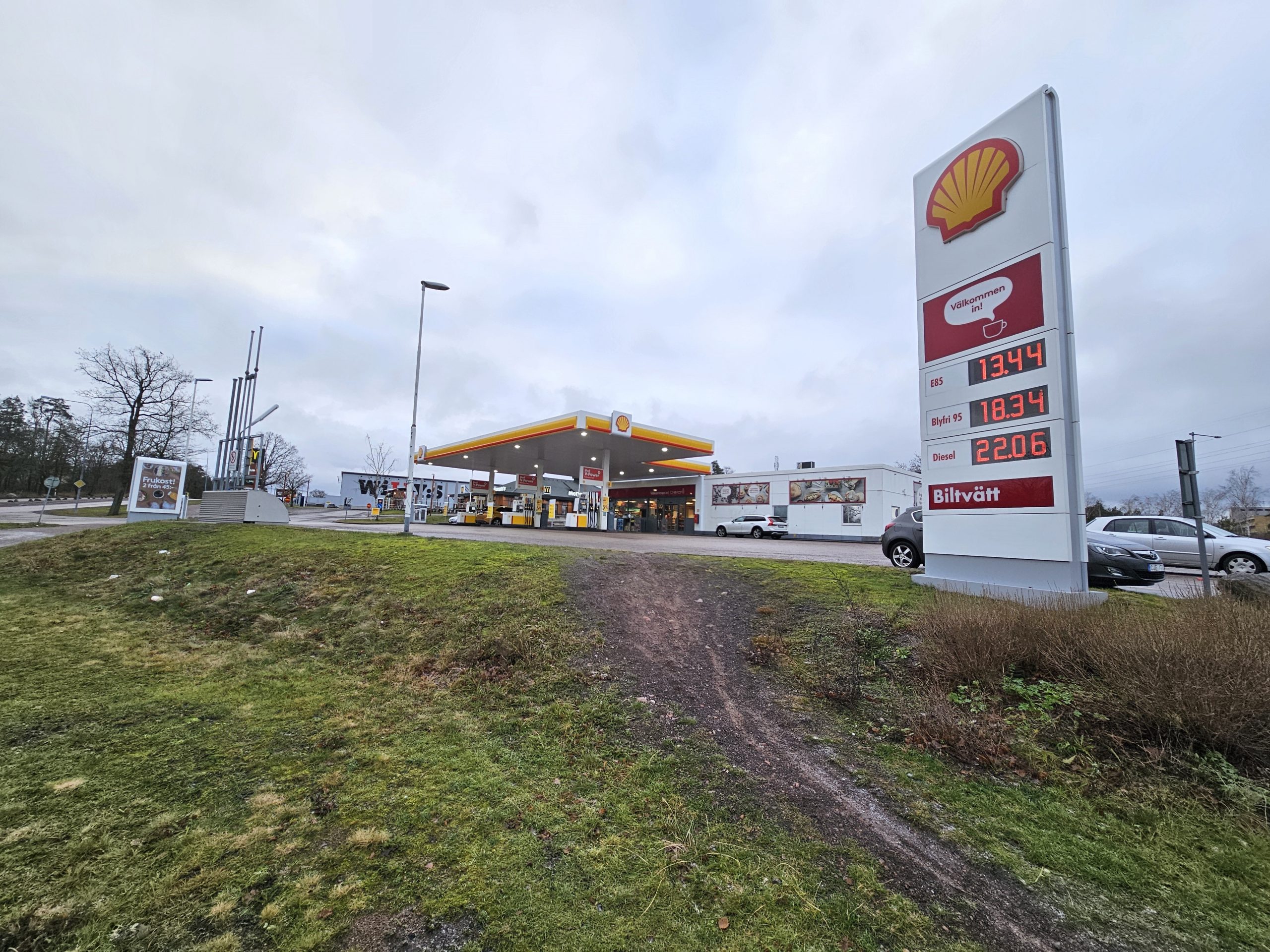 Okänd trafikant körde ner en lyktstolpe vid en Shell-mack och smet från ...