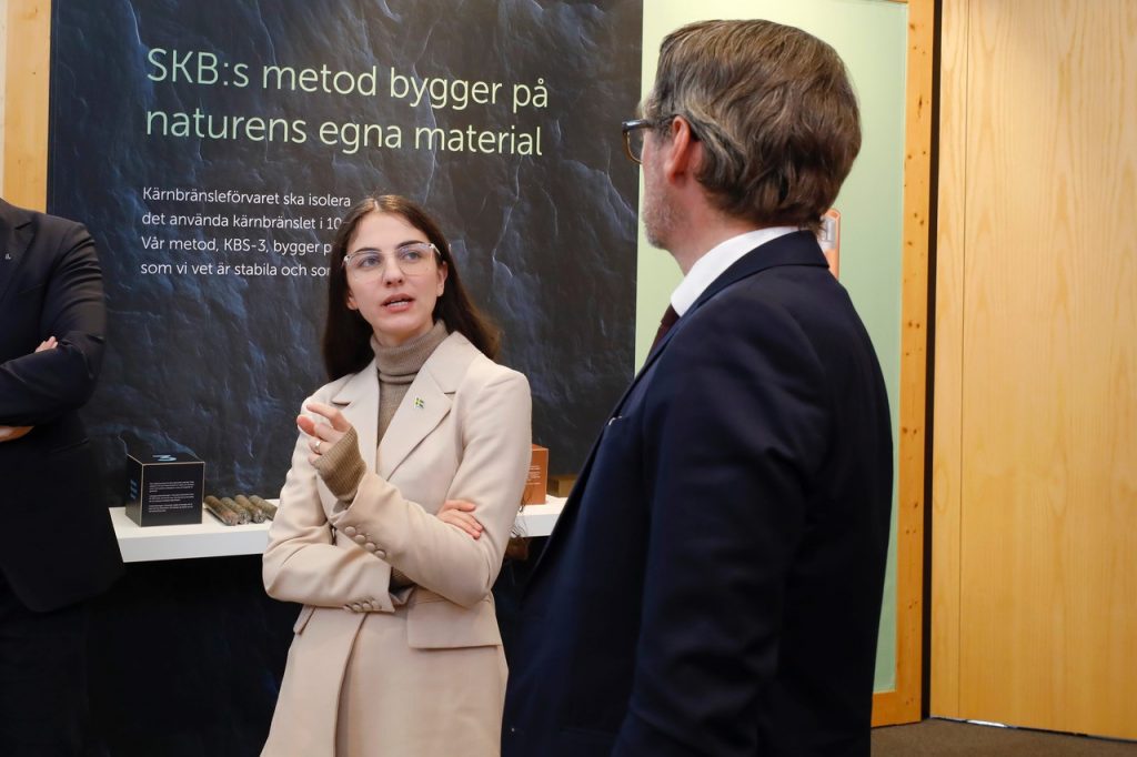 Klimat- och miljöminister Romina Pourmokhtari fick en inblick i 40 års forskning på SKB ...