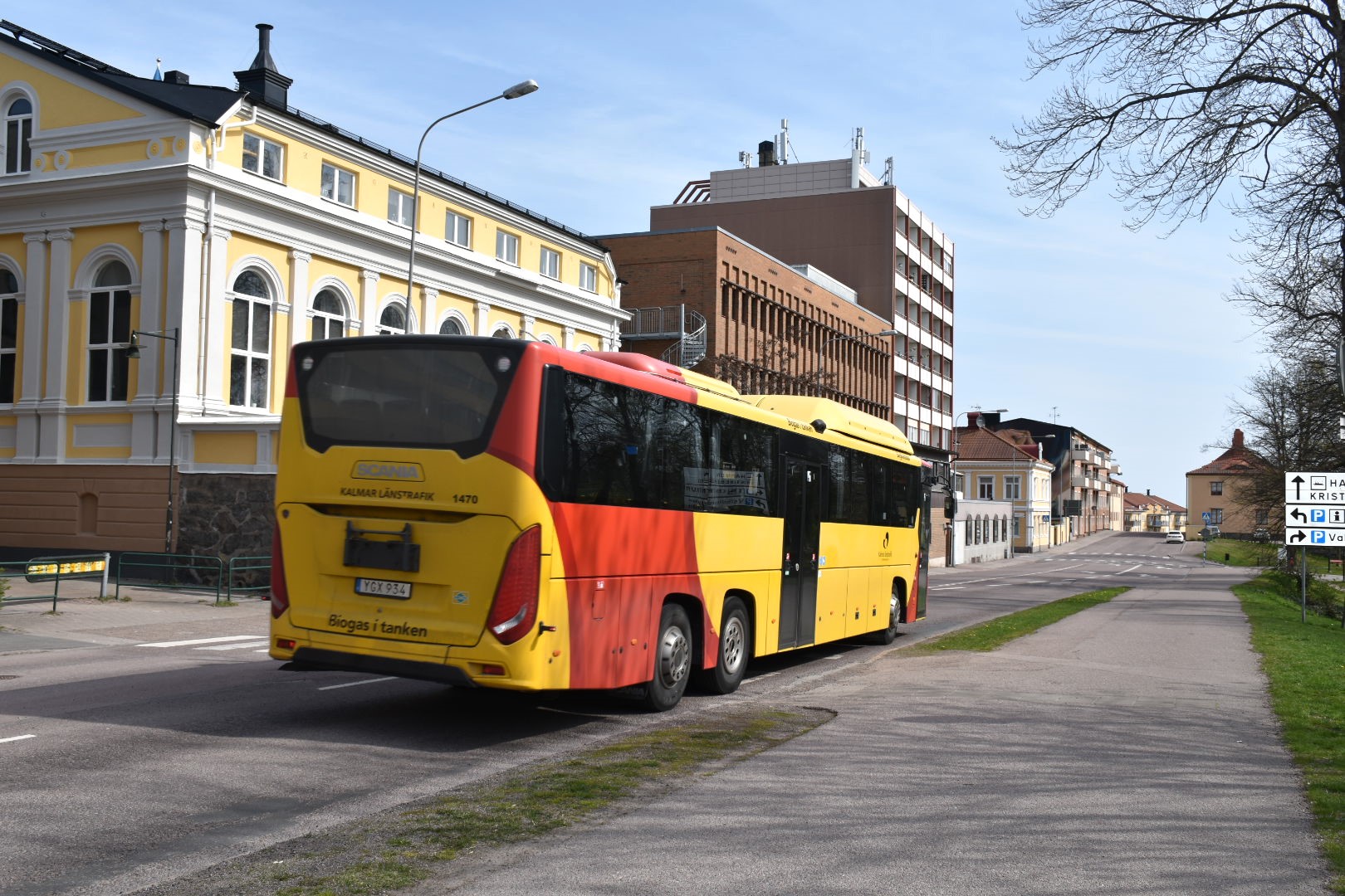 Satt och väntade på bussen i Oskarshamn – fick slag vid tinningen ...
