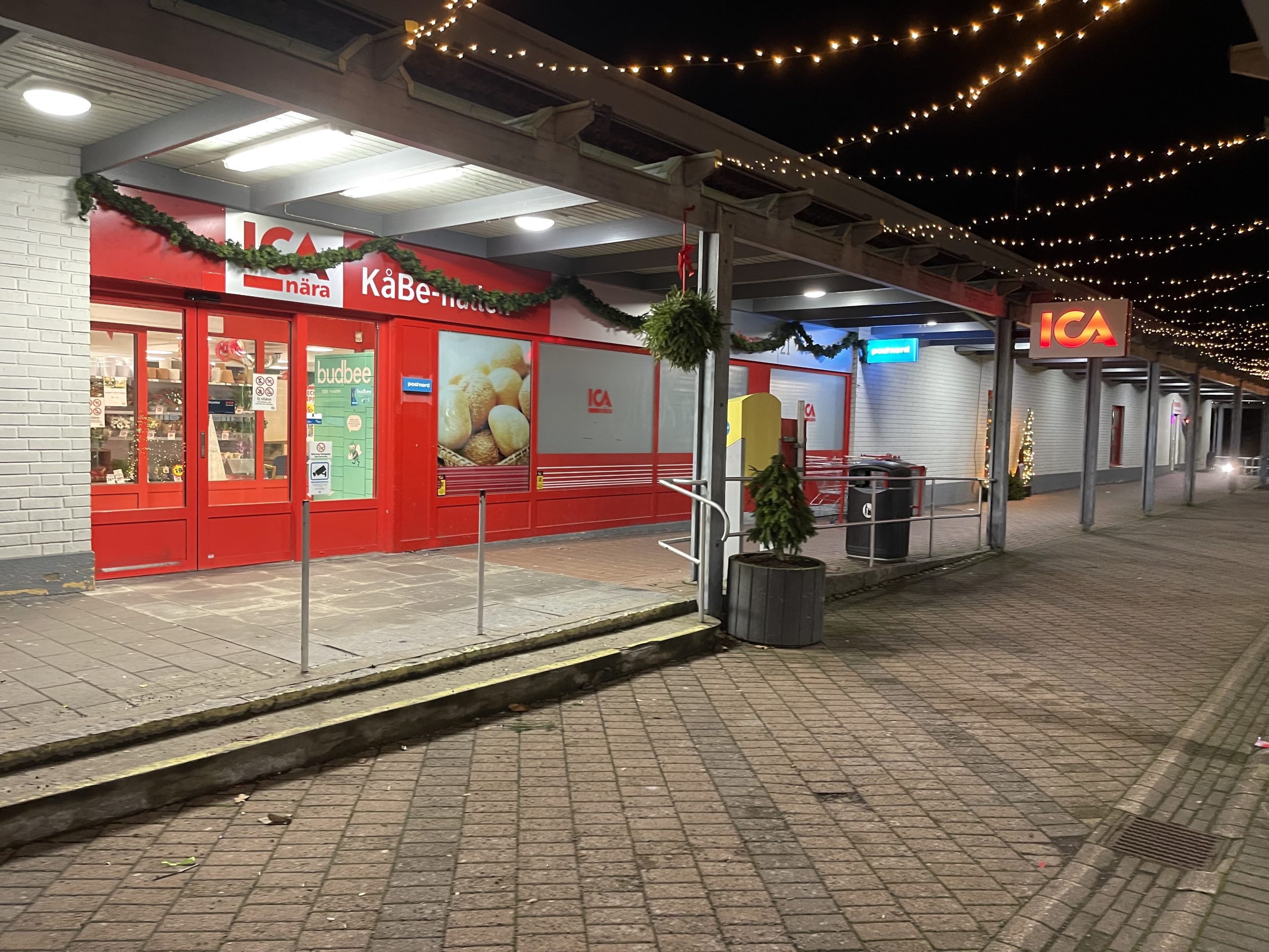 Påhoppad bakifrån utanför Ica-butik: Ung man misshandlad med flera slag ...