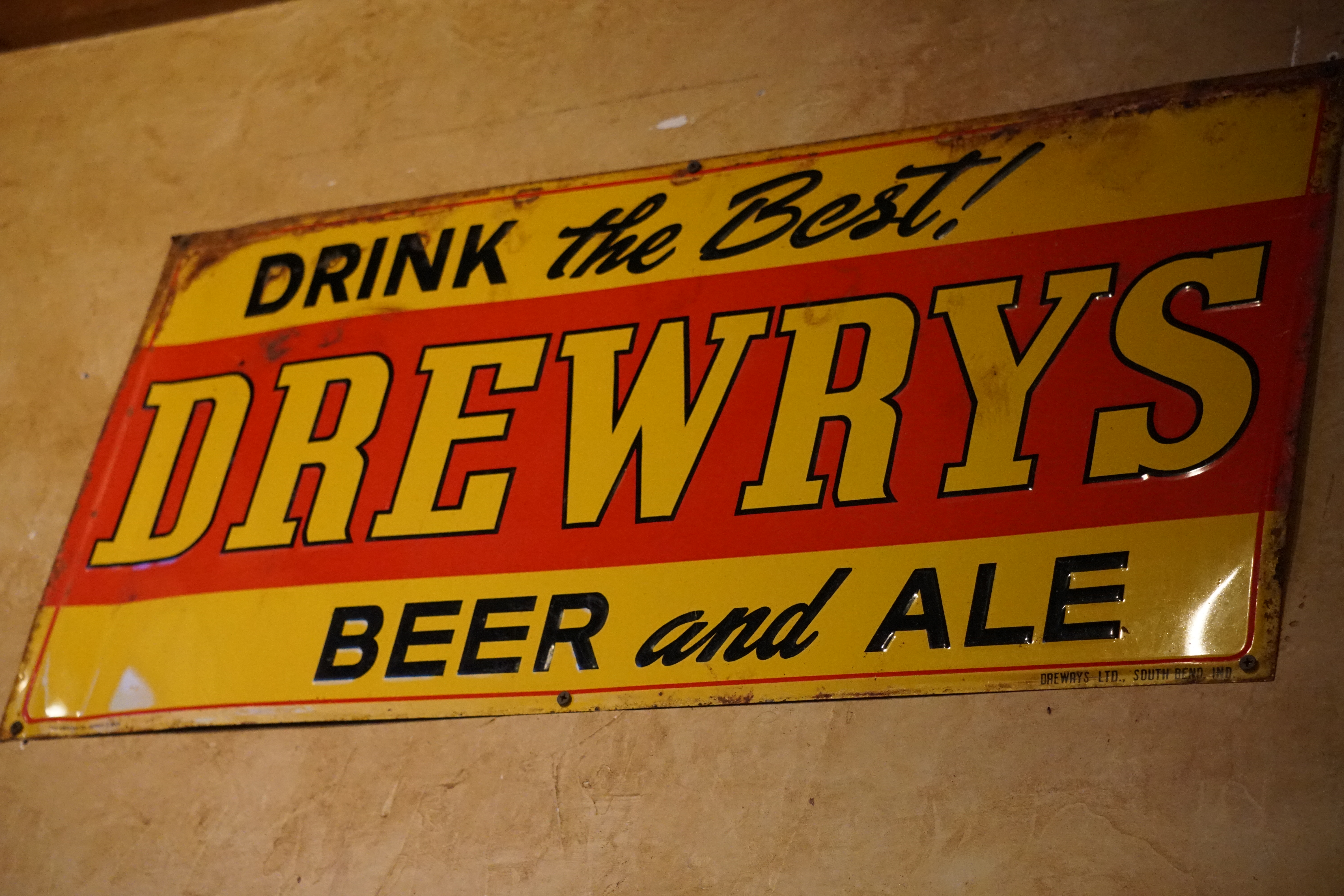 Retro Beer Signs | Penelope Peru Photography