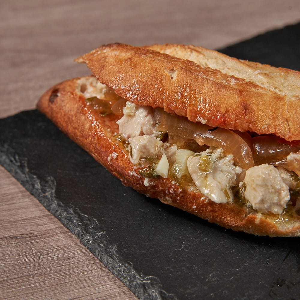 Panino pollo al horno y cebolla caramelizada - Pizza Pazza