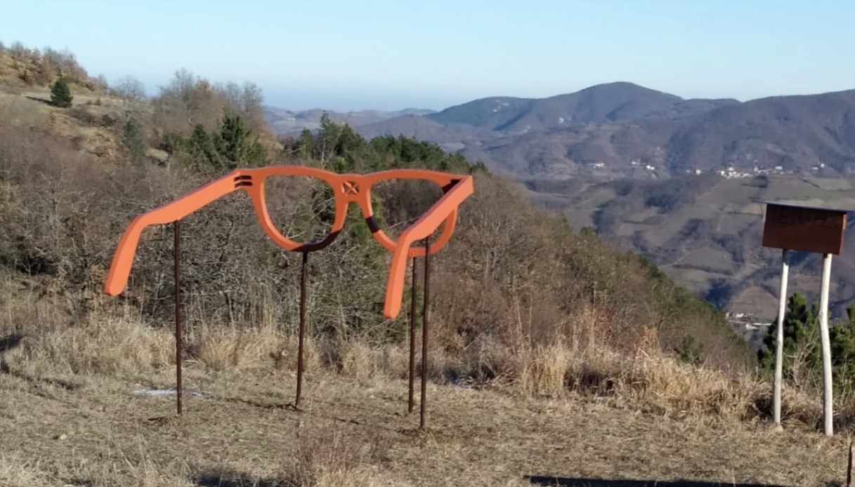 Occhiali giganti a Romagnese, la nuova installazione sulle colline dell ...