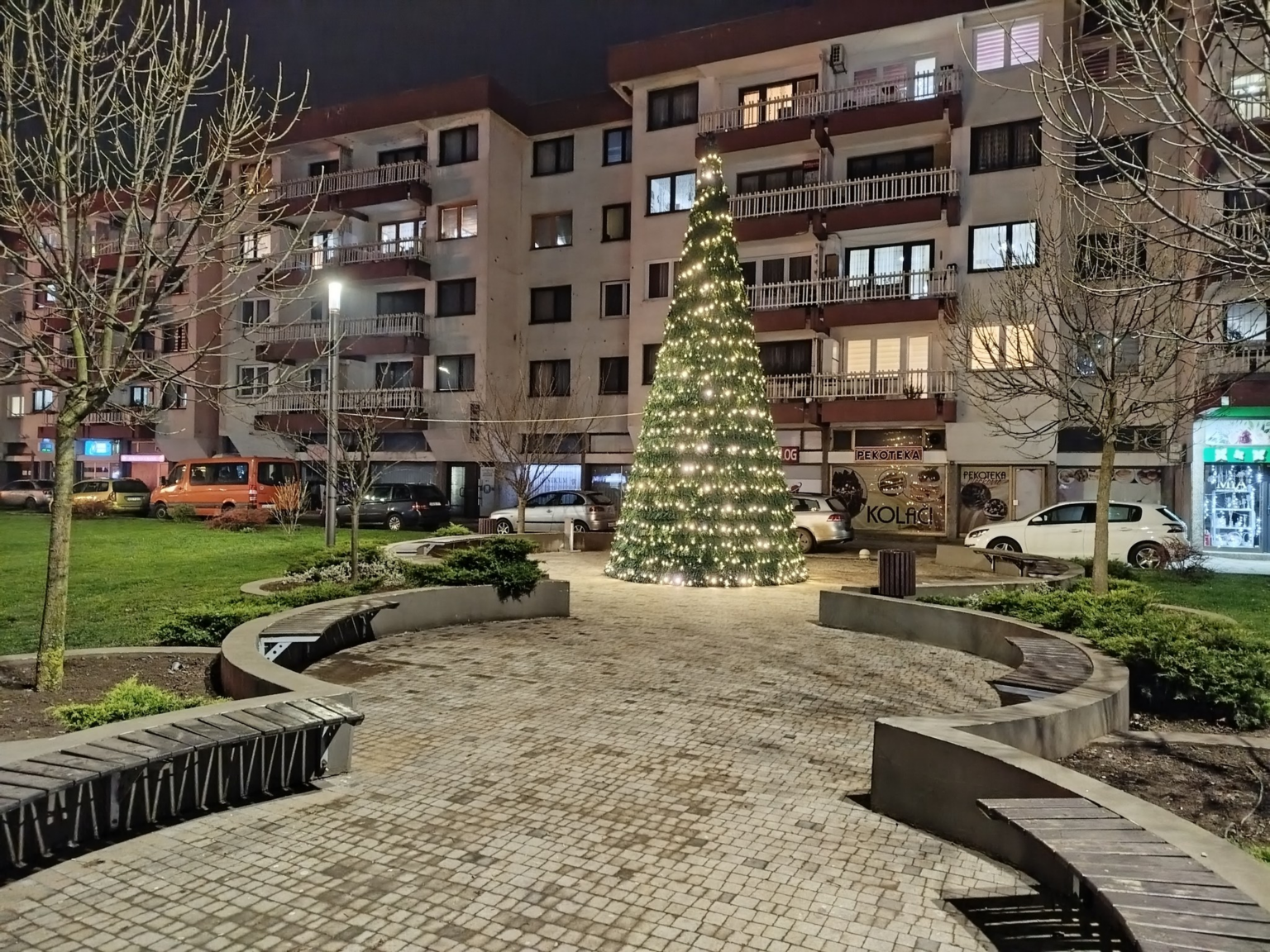 Rogatica: Kičenje grada, nedostaju pahulje decembar 2025 – ROGATICA.COM