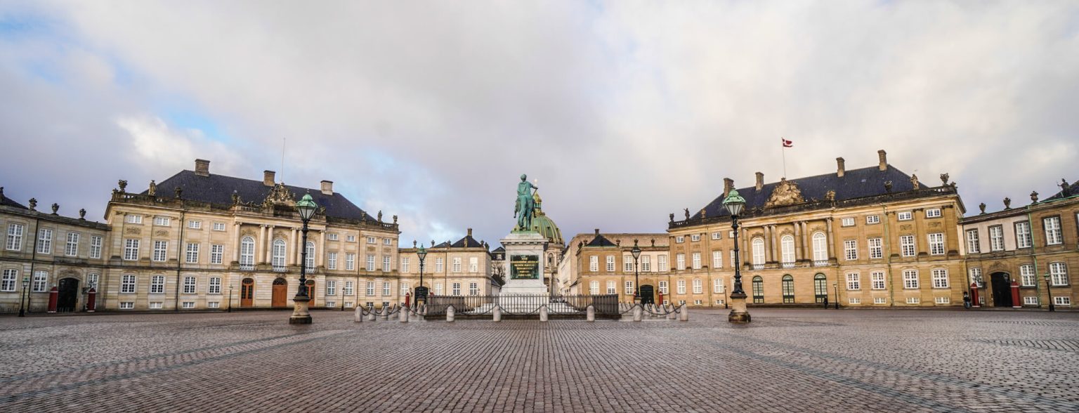 Amalienborg Slot - Læs på Rundt i Danmark om slottet midt i København