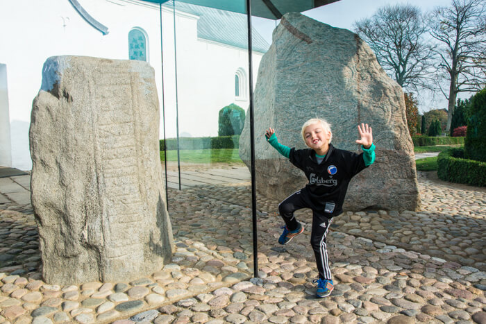 Jellingestenene - Læs på Rundt i Danmark om området ved Jelling