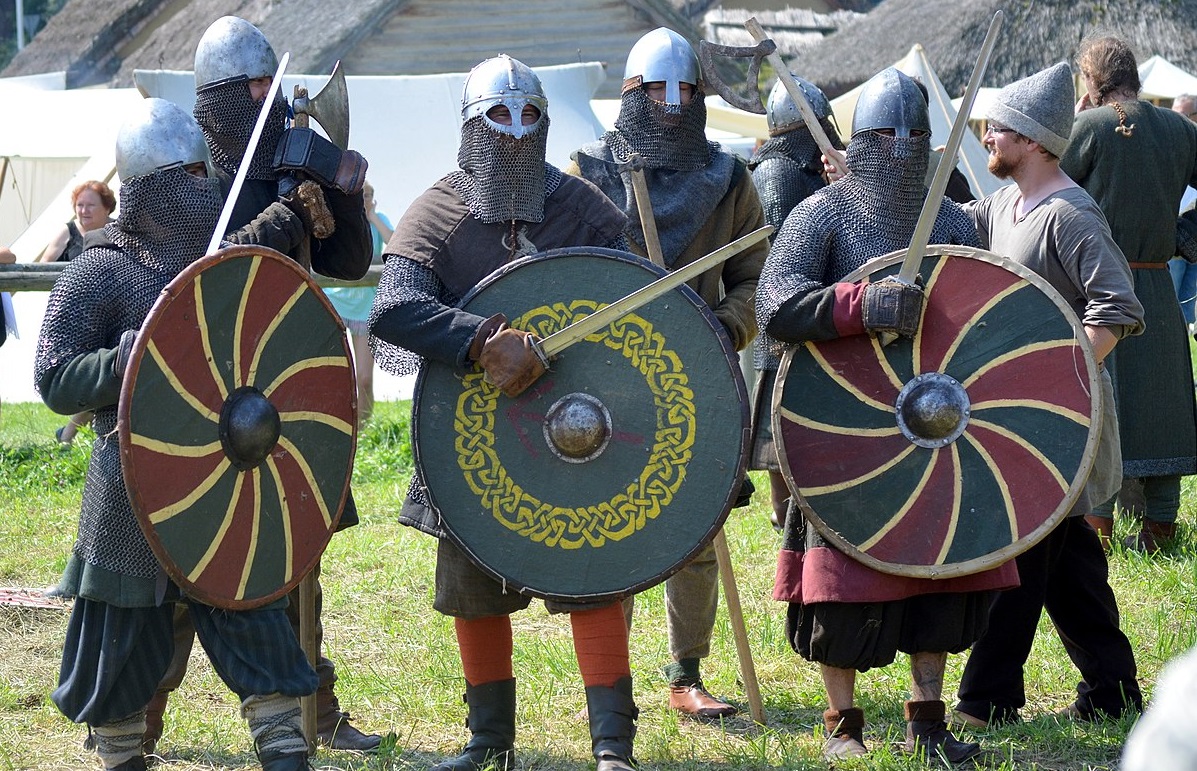 Tour-etape aflyses: Vikinger overfalder tour-karavanen ved Jelling ...