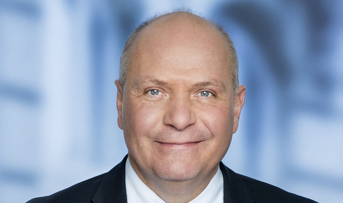 Søren Gade demonterer engelsk blindgænger fra 1807 fundet under Christiansborg - Satyren