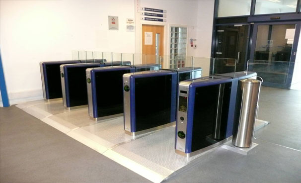 Toegangscontrole met badge lezer