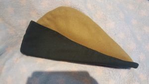 Making a bycocket / Att göra en Robin Hood-hatt – Simply Medieval