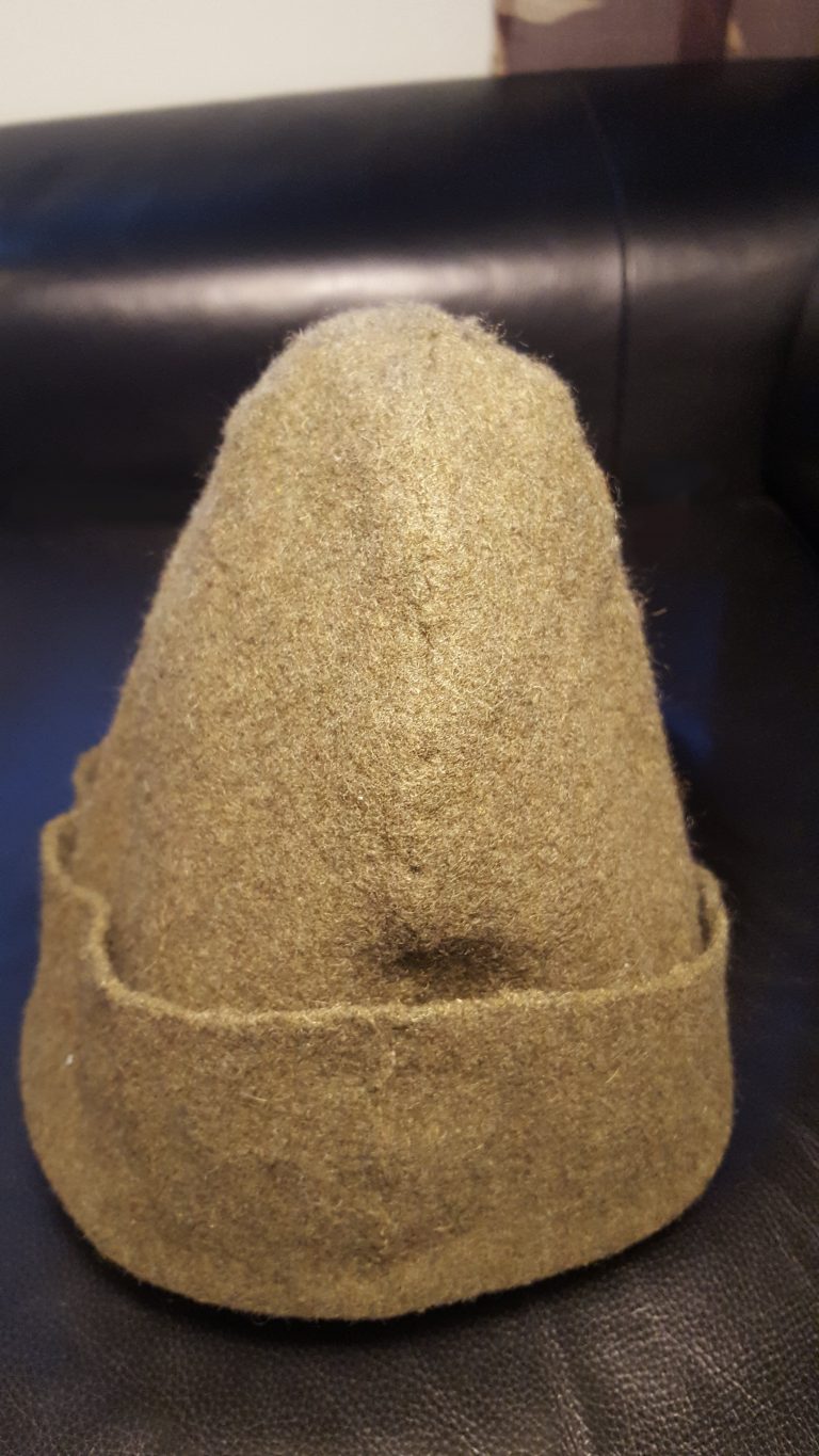 Making a bycocket / Att göra en Robin Hood-hatt – Simply Medieval