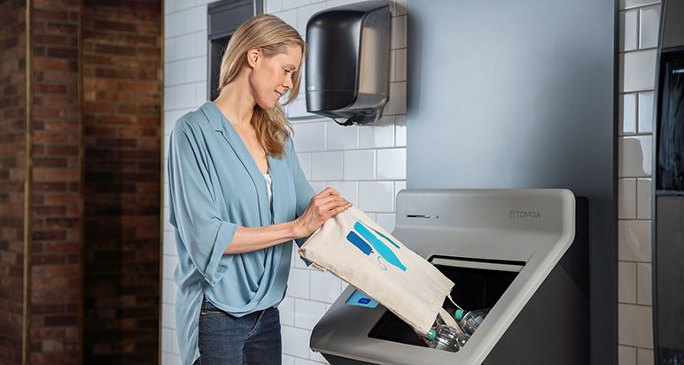 TOMRA R2 reverse vending machine debuts at RWM Expo