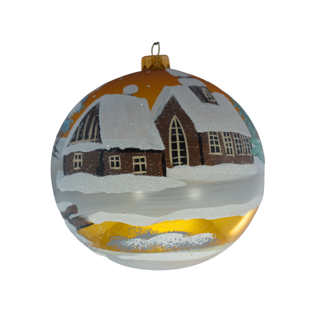 Kugle i guld. Motiv huse, kirke med sne - Julekugler