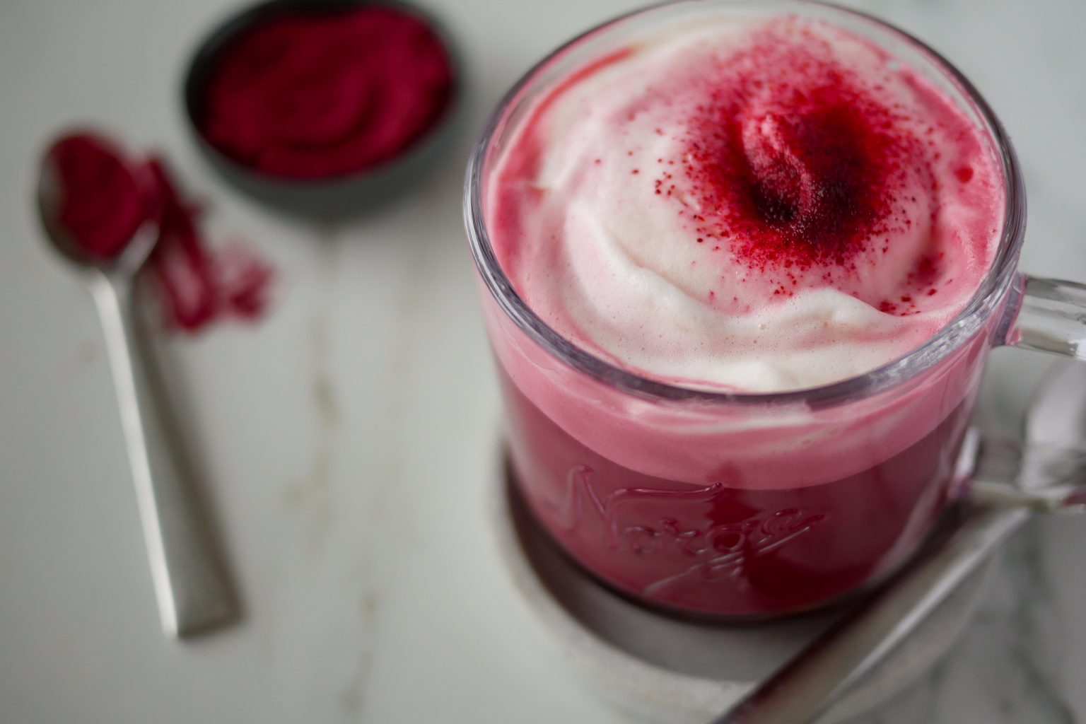 ROSA LATTE MED ET LITE STING - Stine Haslestad