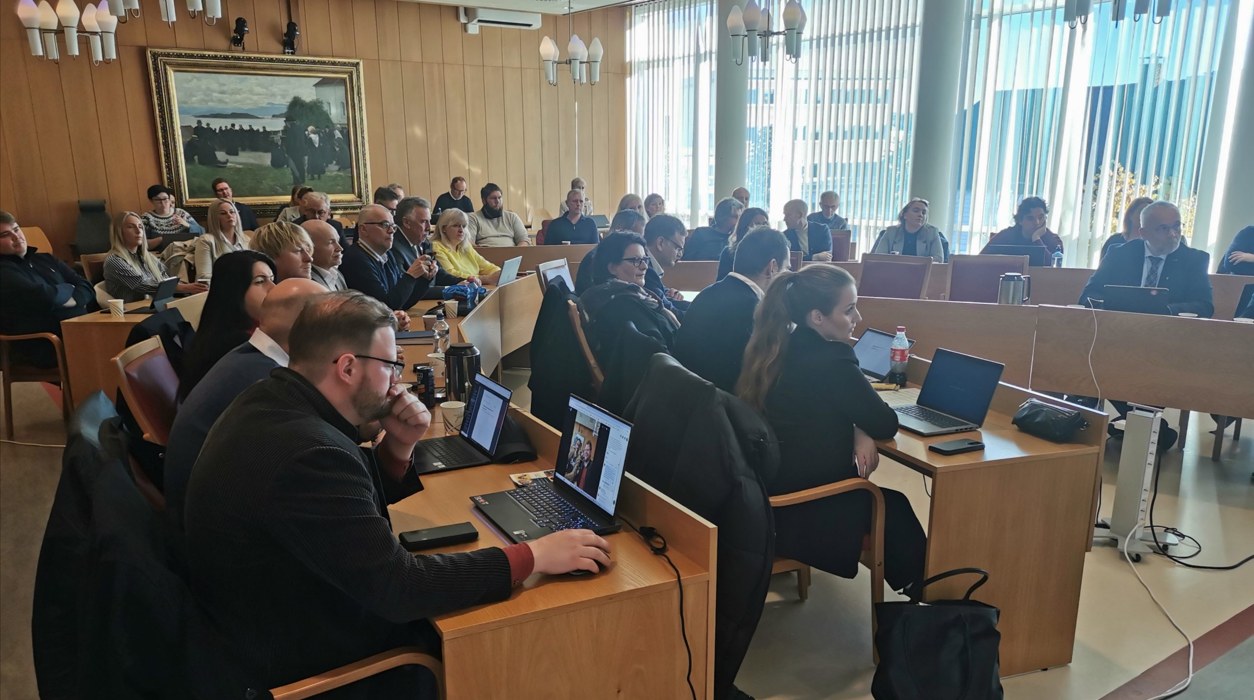 449 sider å lesa til laangt kommunestyre - Stord Ront