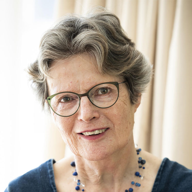Tineke Hendriks, “De zee, de zee alleen, roman over Betzy Akersloot ...