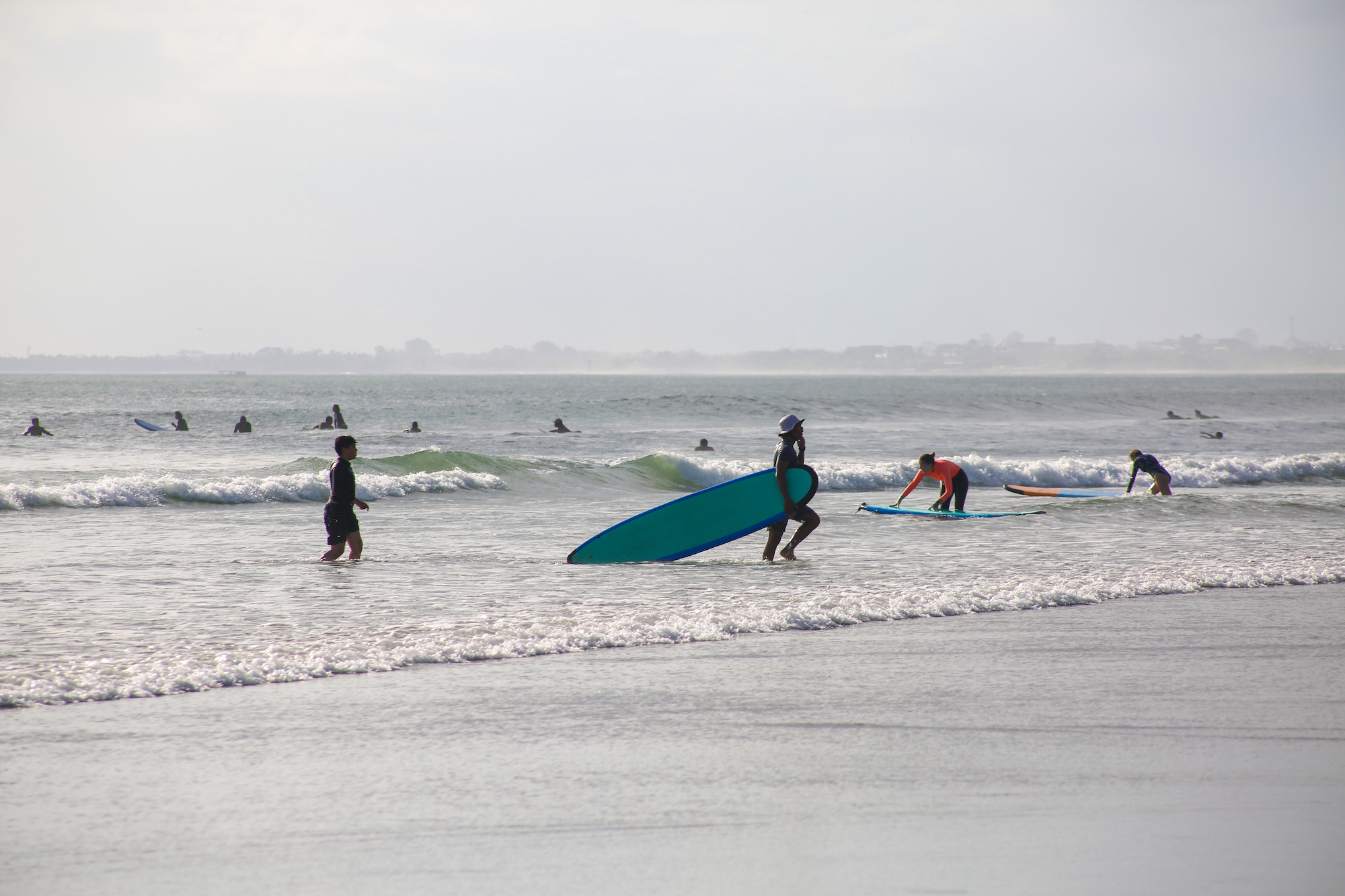 How to pick a surfboard: 4 things to consider for beginners