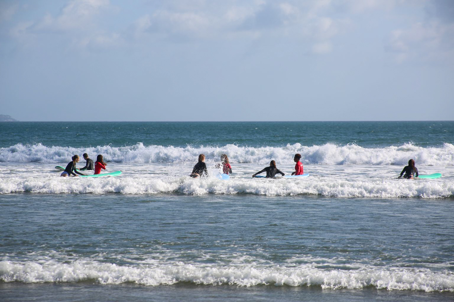 A complete guide to surfing for beginners - The Beginner Surfer