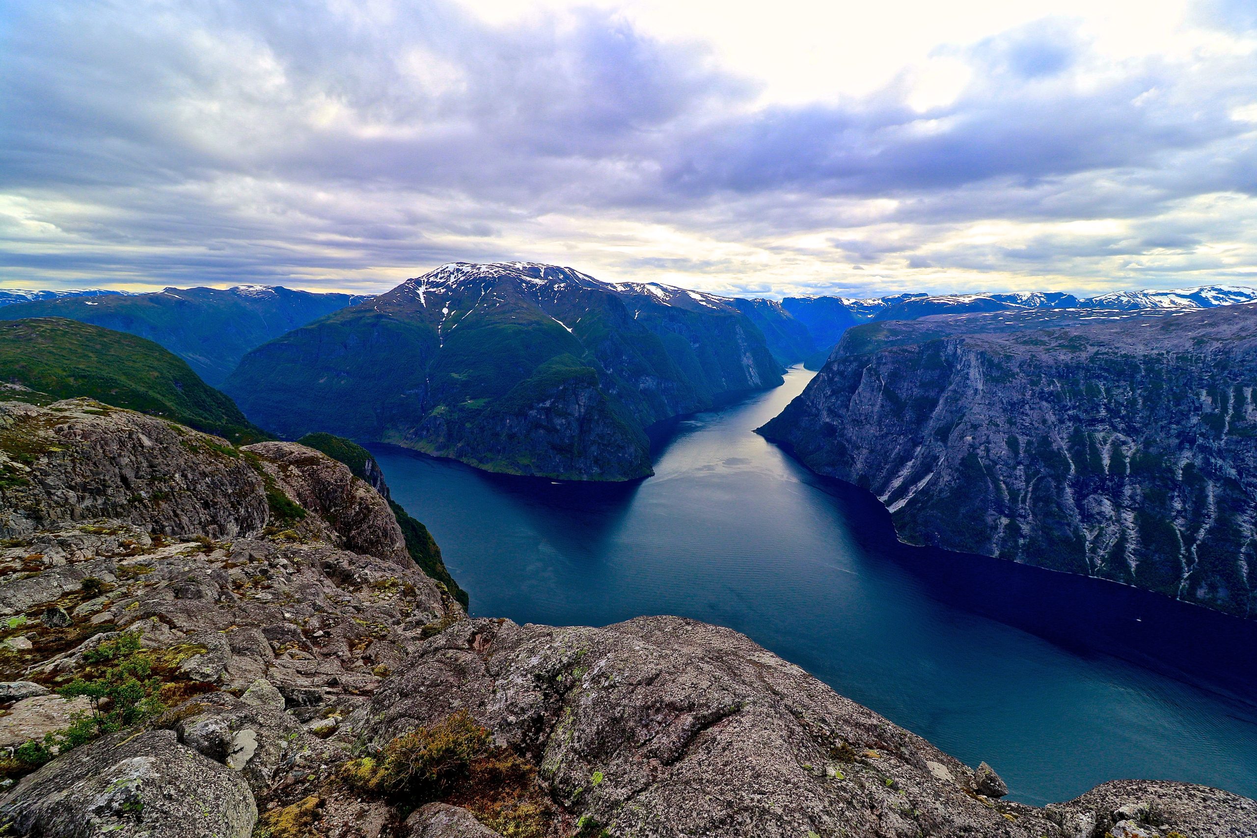Kalvsnesnosi – der Nærøyfjorden og Aurlandsfjorden møtes – Tinderangel.no