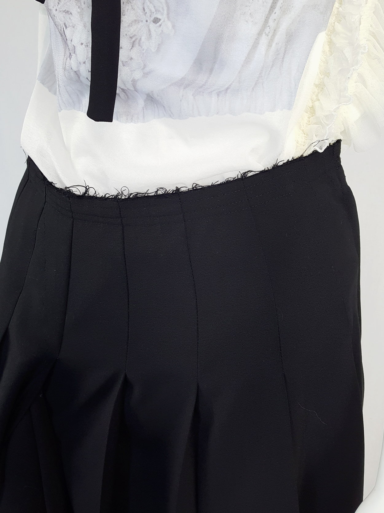 Comme des Garçons black pleated skirt with oversized braid Comme des Garçons black pleated skirt with oversized braid