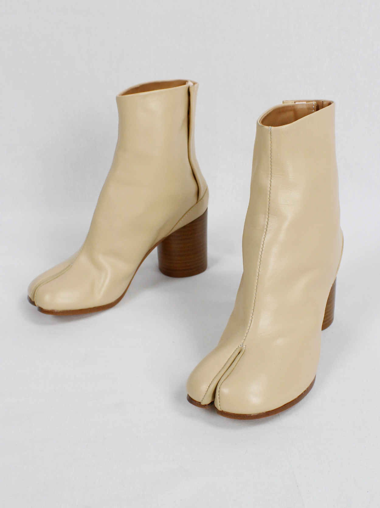 Maison Margiela beige tabi boots with wooden heel (36 Maison Margiela beige tabi boots with wooden heel (36