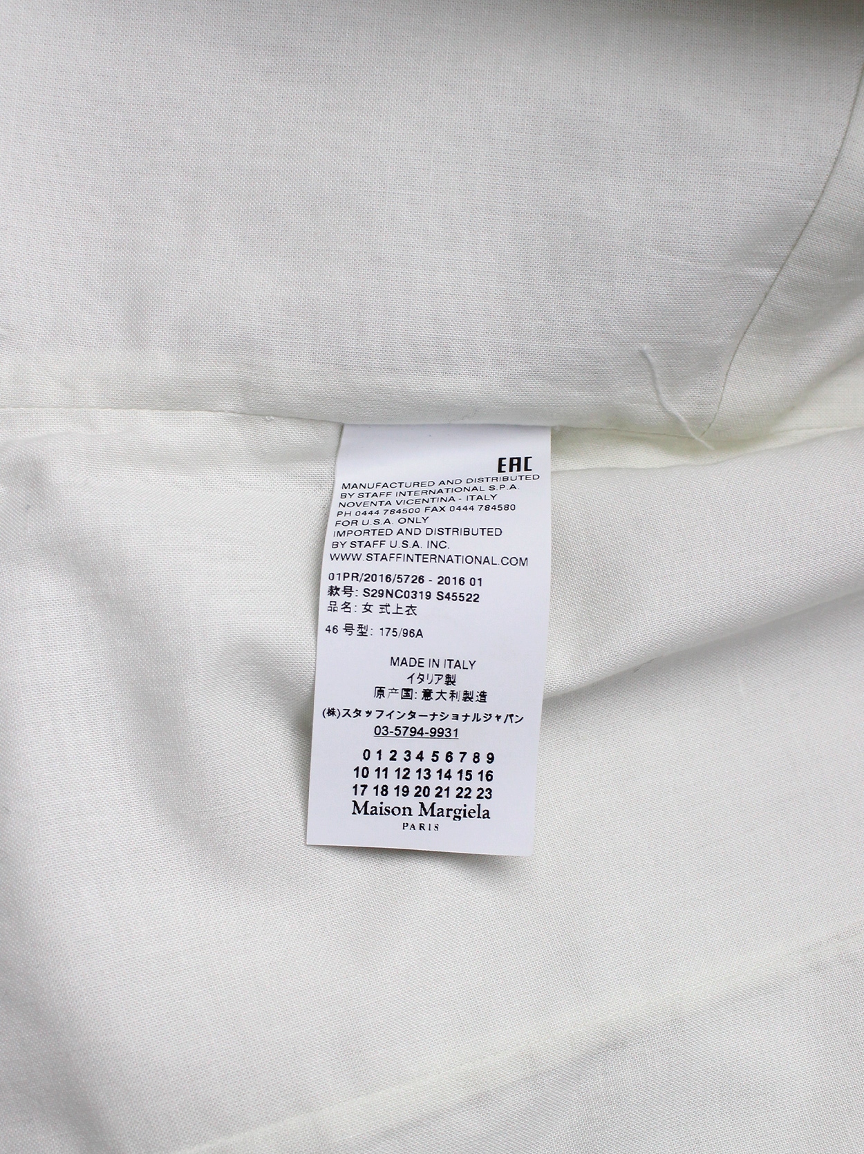 Maison Margiela white wrinkled top 'reproduction of a series Maison Margiela white wrinkled top 'reproduction of a series